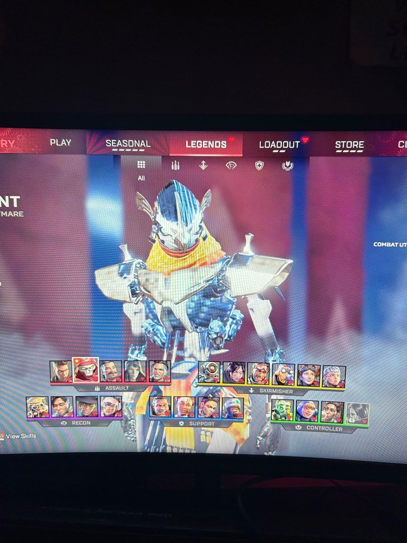 Apex Legends account with Bloodhound heirloom and legendary skins ...
