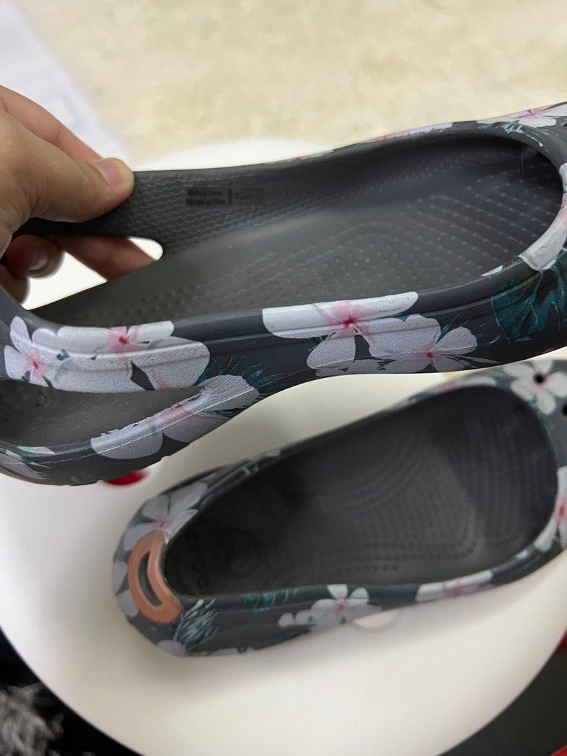 Crocs Flat, Women's Fashion, Footwear, Flats on Carousell