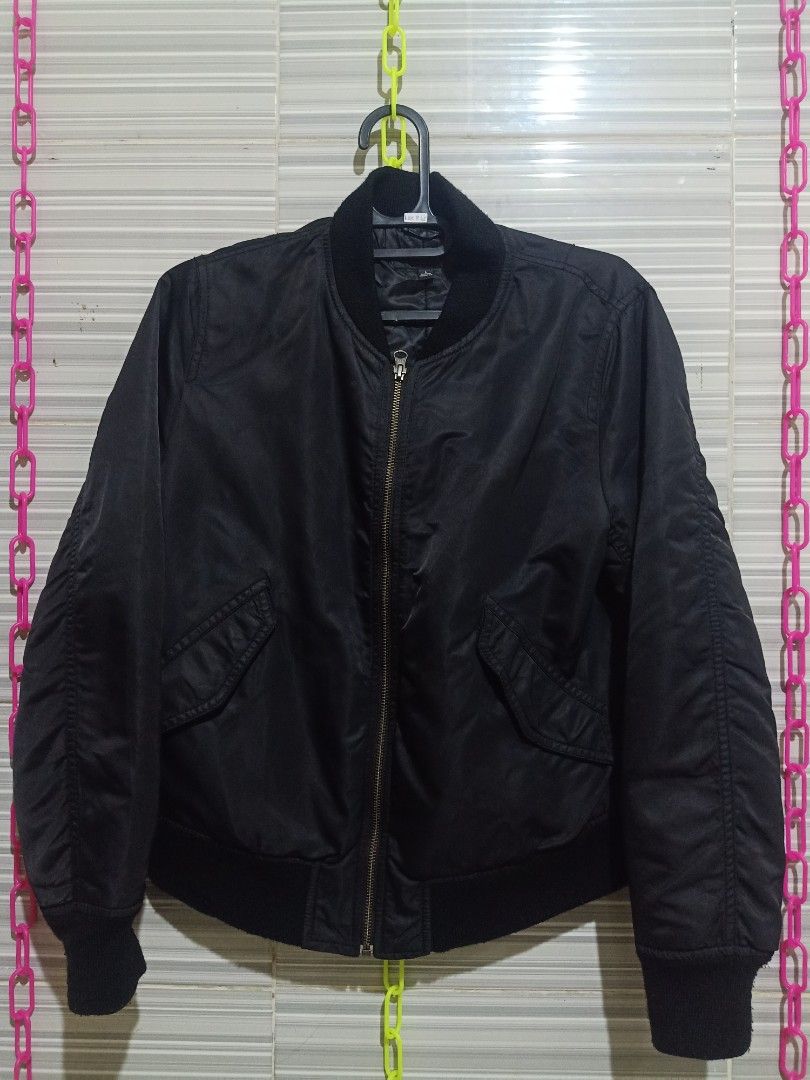 Jaket bomber Uniqlo, Fesyen Wanita, Pakaian Wanita, Baju Luaran di Carousell