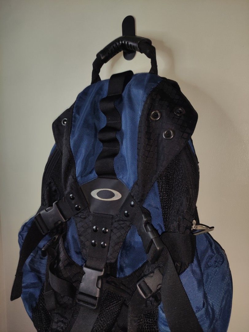 Oakley Icon backpack 3.0, Men's Fashion, Bags, Backpacks on Carousell