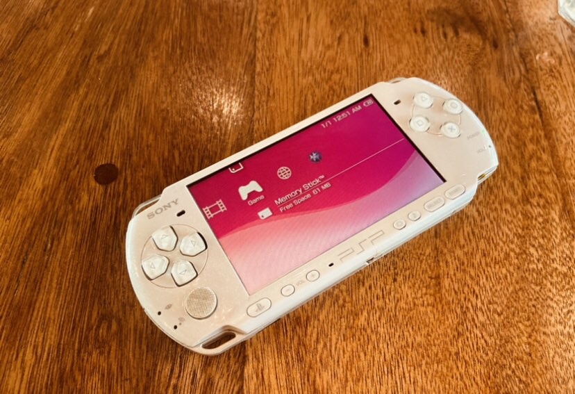 Psp 3000 mystic white slim makinis nonissue full of games readh to play ...