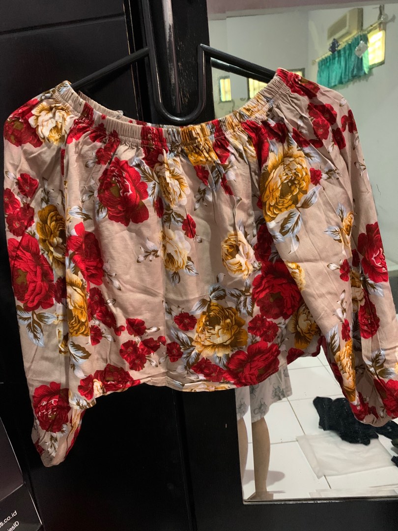 sabrina model bunga, Fesyen Wanita, Pakaian Wanita, Atasan di Carousell