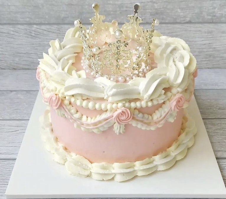 Vintage crown cake, Food & Drinks, Homemade Bakes on Carousell