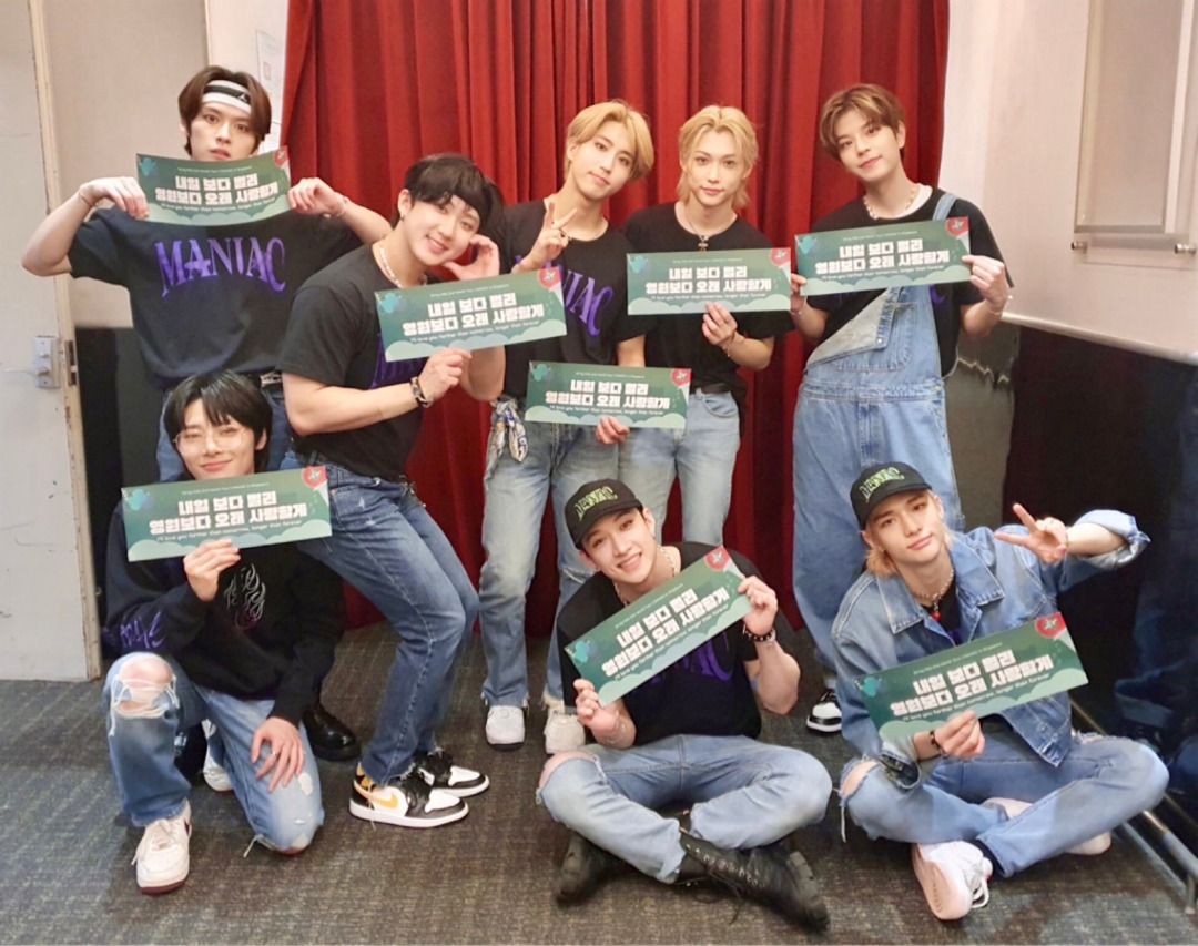 WTB STRAY KIDS BANNER CONCERT IN SG SINGAPORE, Hobbies & Toys ...