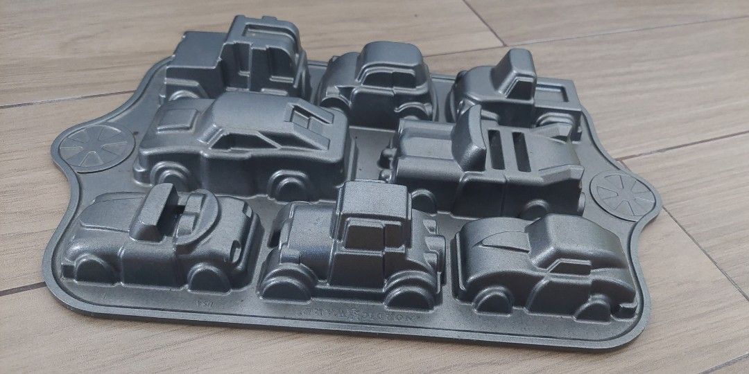 罕見 Nordic Ware 3D car cake pan 立體 車 焗盤, 傢俬＆家居, 廚具和餐具, 烤盤 - Carousell