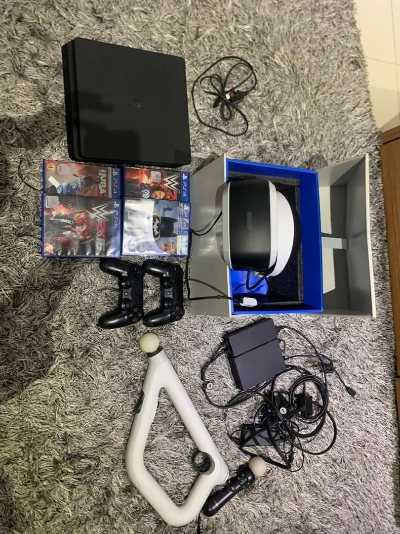 PS4 with VR, 2 Controllers and 4 games included, Video Gaming, Video ...