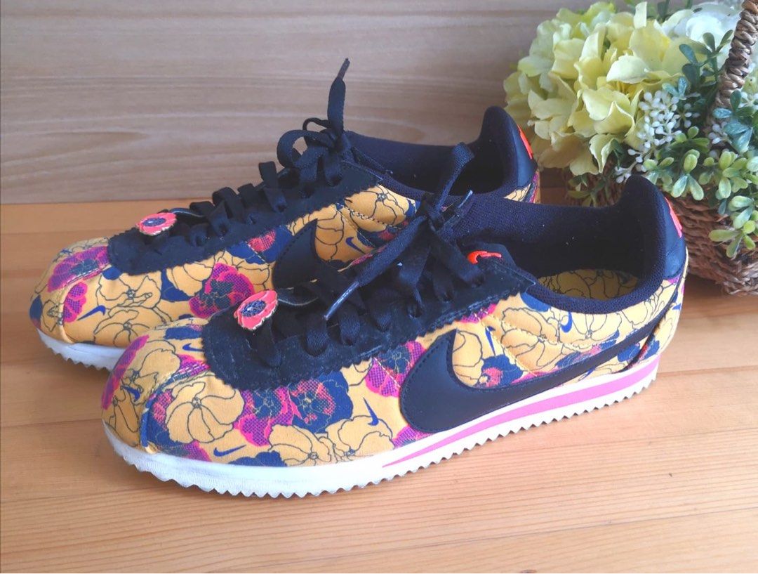 Sepatu Nike motif bunga 100% Original, Fesyen Wanita, Sepatu di Carousell