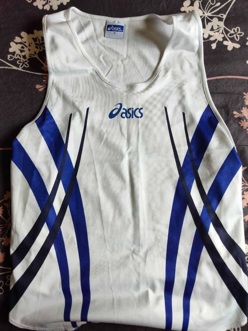 Asics jogging singlet, Men's Fashion, Activewear on Carousell