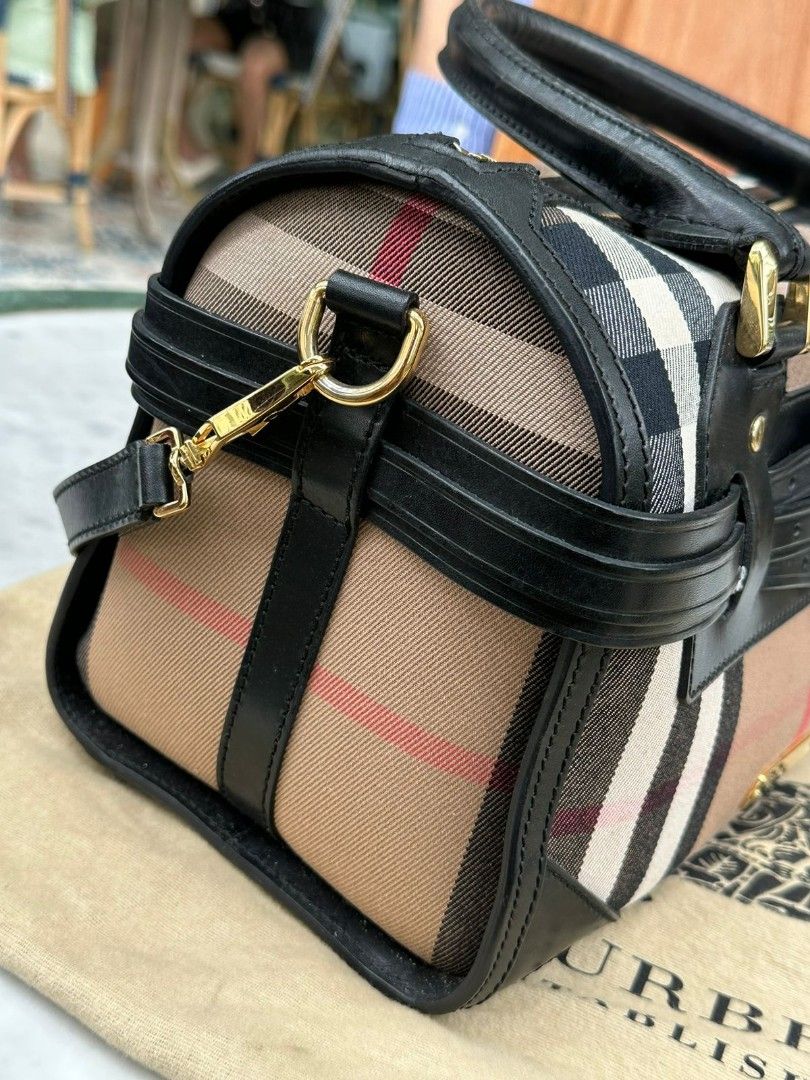 Burberry auth, Fesyen Wanita, Tas & Dompet di Carousell