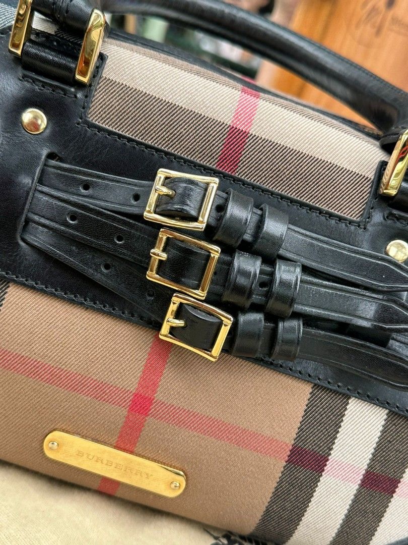 Burberry auth, Fesyen Wanita, Tas & Dompet di Carousell
