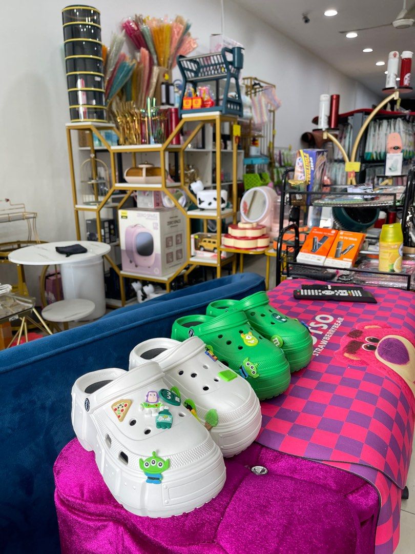 Crocs model sandals, Women's Fashion, Footwear, Sandals on Carousell