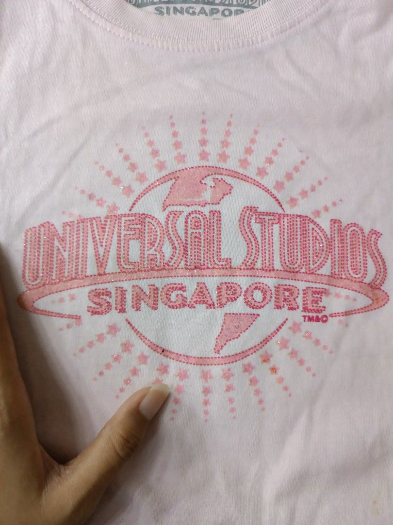 Kaos Universal Studios / Warna Pink / Ori, Fesyen Wanita, Pakaian Wanita, Atasan di Carousell