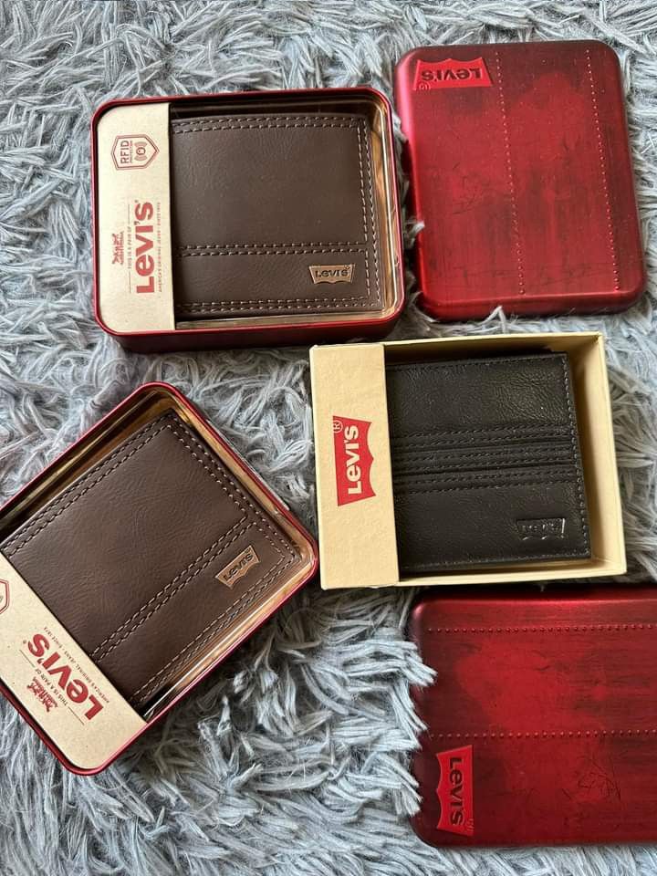 Levi's Mens Bifold Wallet w/ Tin Case on Carousell