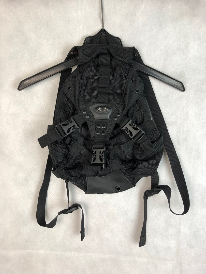 Oakley iconic 3.0 modular mini backpack on Carousell