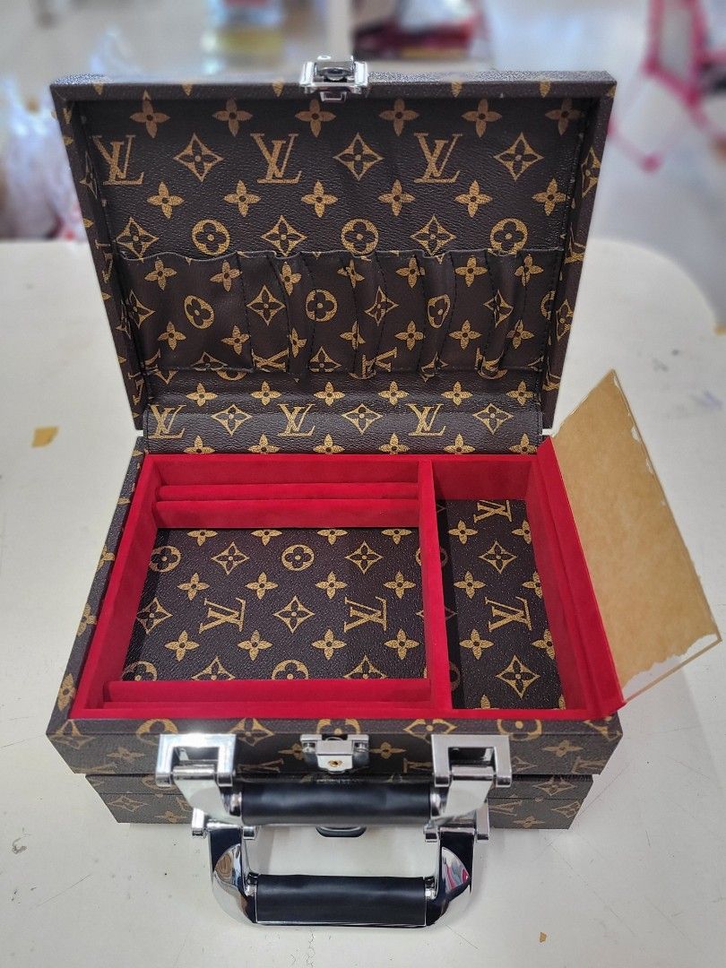 Tari case capacity of 24 gaffs, Men's Fashion, Bags, Briefcases on ...