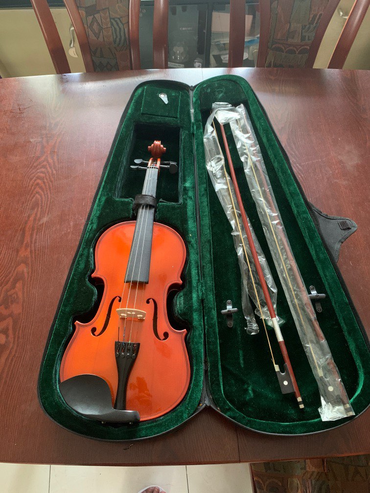 Violin 4/4, Hobbies & Toys, Music & Media, Musical Instruments on Carousell
