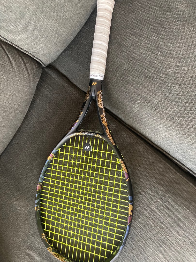 Yonex Ezone 100 Grip 3, 運動產品, 運動與體育, 運動與體育 - 球拍和球類運動 - Carousell