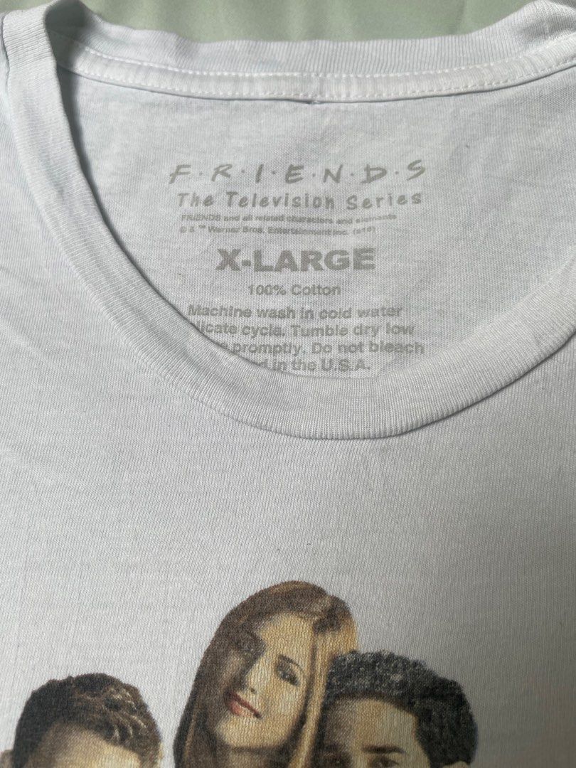 Kaos Official Friends TV Series, Fesyen Pria, Pakaian , Atasan di Carousell