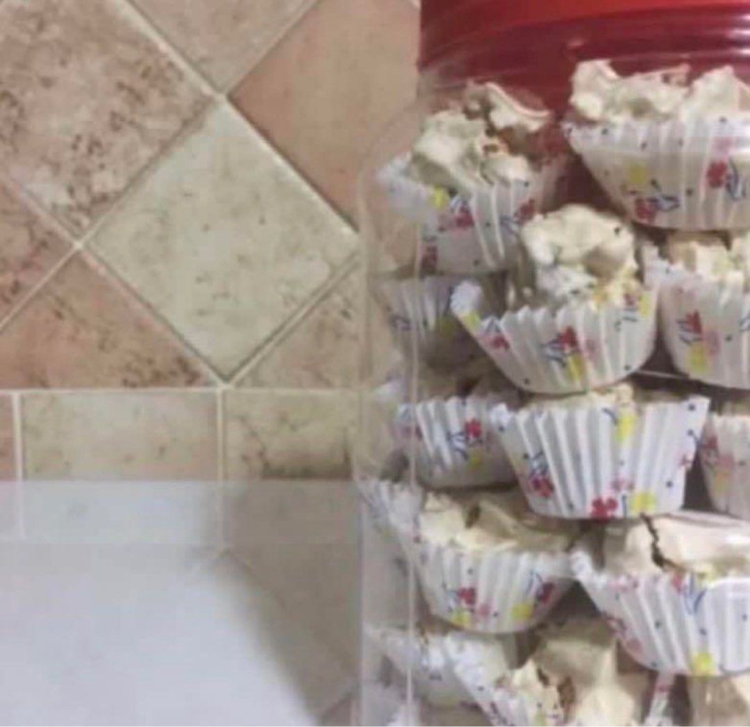 KUIH RAYA Cornflakes Chocolate Chip Meringue, Food & Drinks, Homemade ...