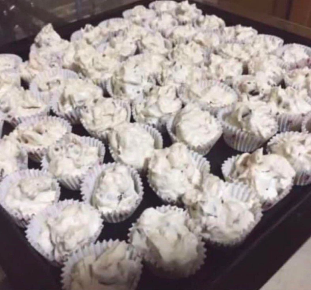 KUIH RAYA Cornflakes Chocolate Chip Meringue, Food & Drinks, Homemade ...