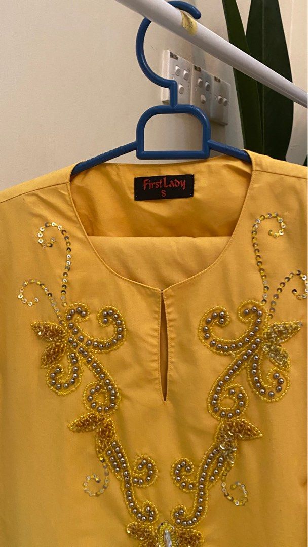 Kurung kuning diraja with manik, Women's Fashion, Muslimah Fashion ...