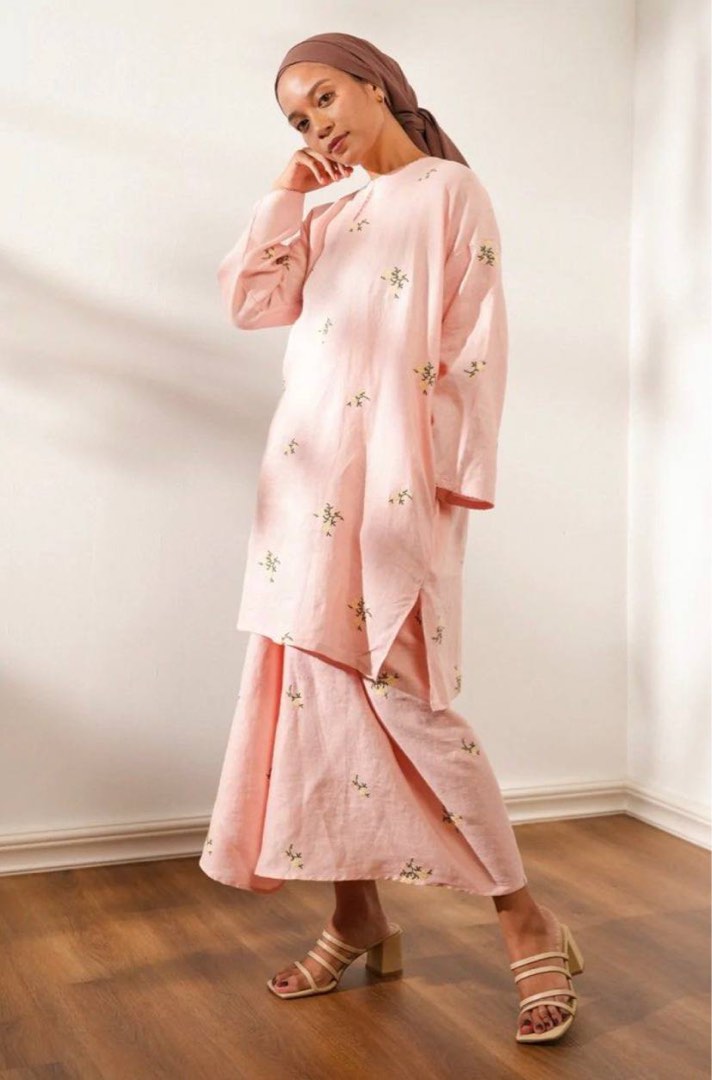 Nona Linen Kurung in Apam, Women's Fashion, Muslimah Fashion, Baju ...