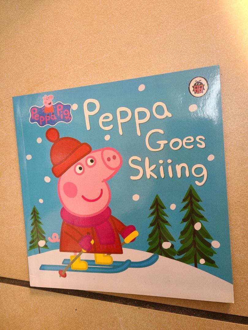 Peppa Pig Story Book Peppa Goes Skiing, 興趣及遊戲, 書本 & 文具, 兒童書籍 - Carousell