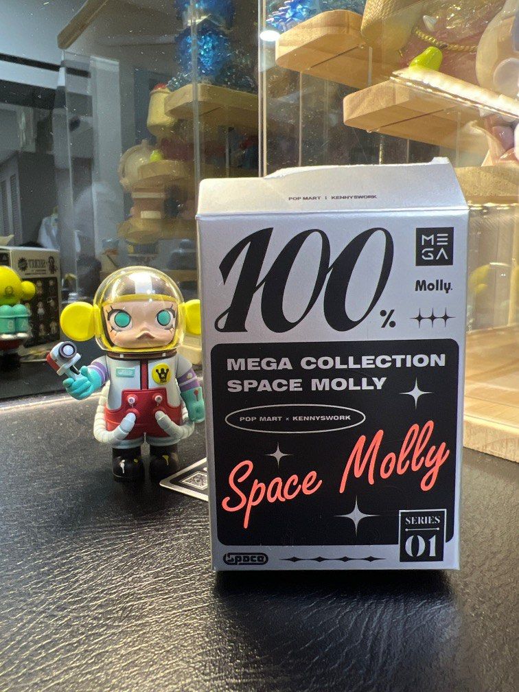 POPMART 100% mega collection space molly (little painter), Hobbies ...