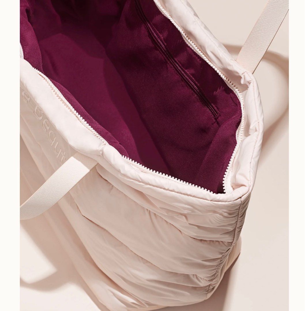 Rare Beauty Puffy Travel Tote Bag, 美容＆個人護理, 健康及美容 - 皮膚護理, 化妝品 - Carousell