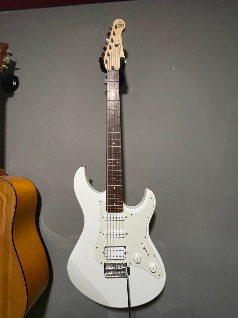 Yamaha PAC012 PACIFICA, Hobbies & Toys, Music & Media, Musical ...