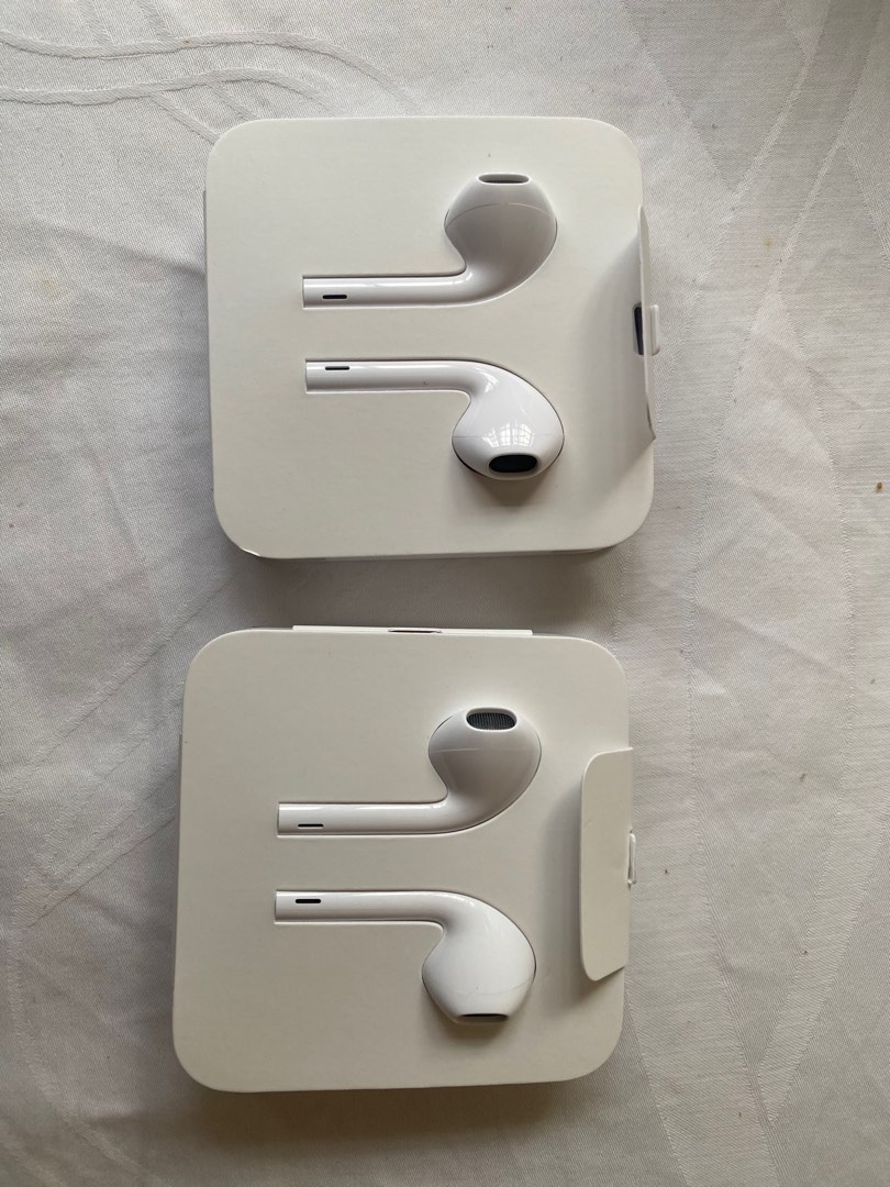 Apple ear pieces lightning connector, Audio, Earphones on Carousell