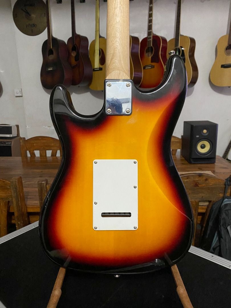 Legend Aerodyne Stratocaster Guitar, Hobbies & Toys, Music & Media ...