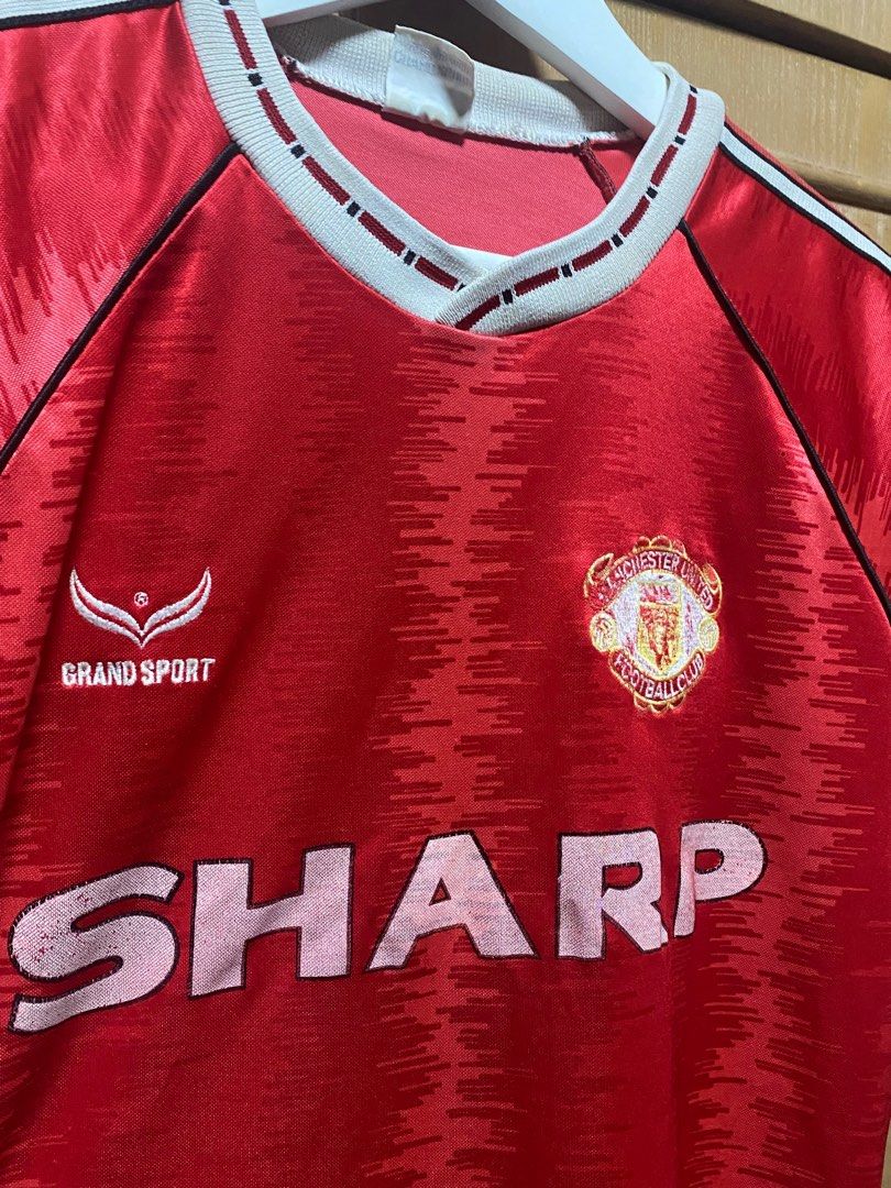 Manchester United Retro Kit, Men's Fashion, Activewear on Carousell