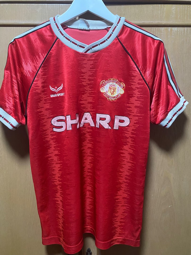 Manchester United Retro Kit, Men's Fashion, Activewear on Carousell