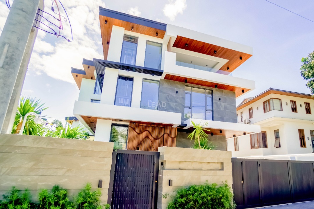 NEW IN THE MARKET! Brand New Designer Ultramodern House and Lot in ...