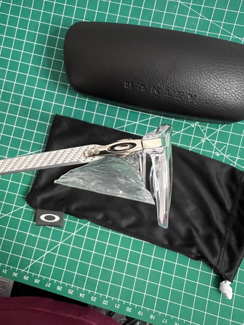 Oakley Pitchman R Carbon, Fesyen Pria, Aksesoris, Kacamata di Carousell