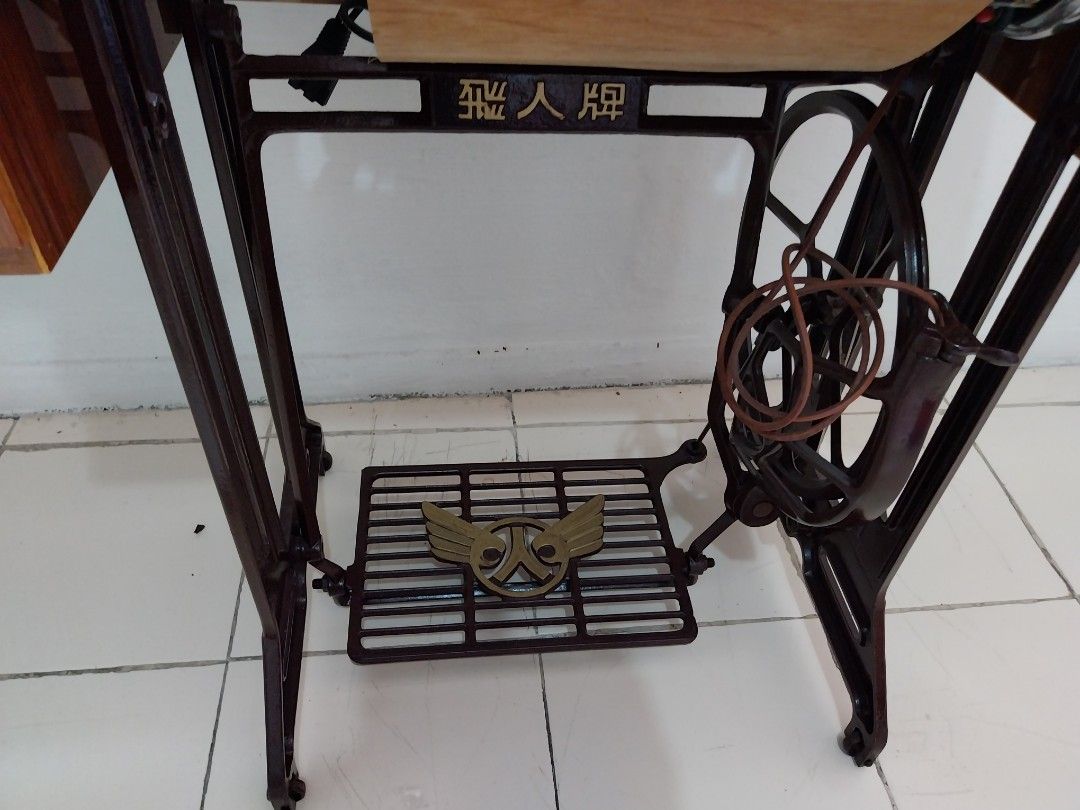 SINGER. foot paddle / motored Sewing machine, Hobbies & Toys ...