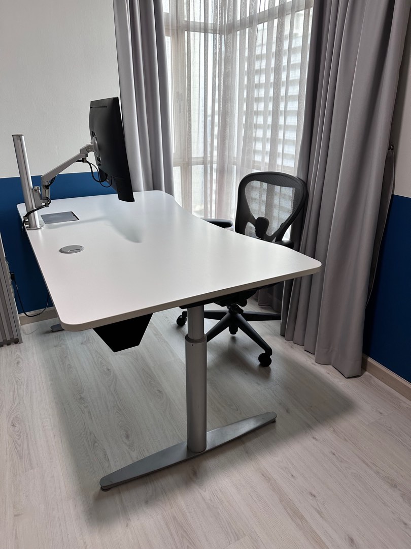 Beautiful 160cm x 90cm white standing table with monitor arm. For ...