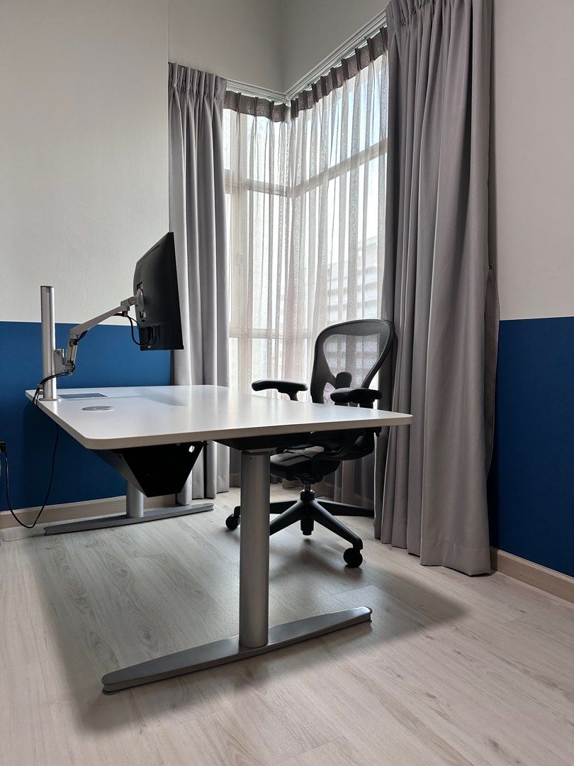 Beautiful 160cm x 90cm white standing table with monitor arm. For ...
