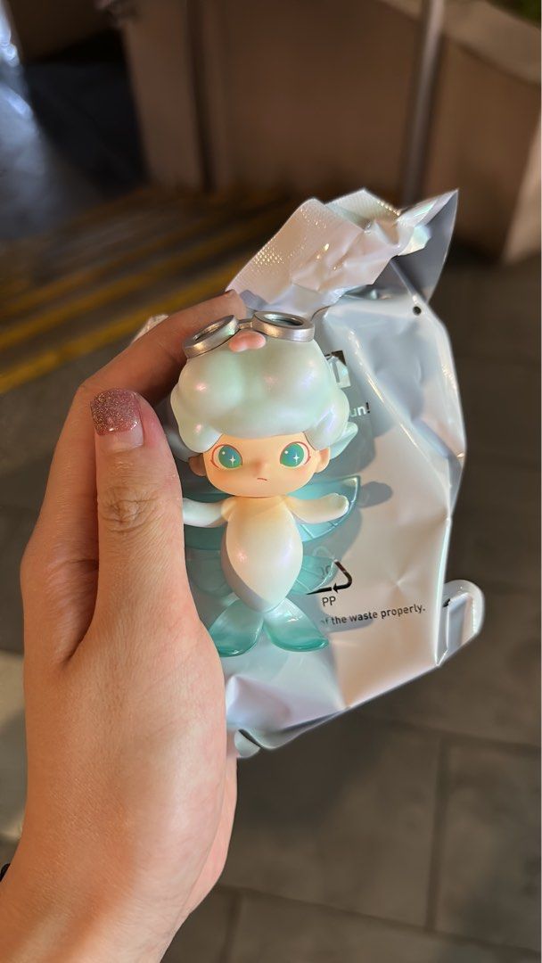 DIMOO AQUARIUM FLYING FISH, Hobbies & Toys, Toys & Games on Carousell