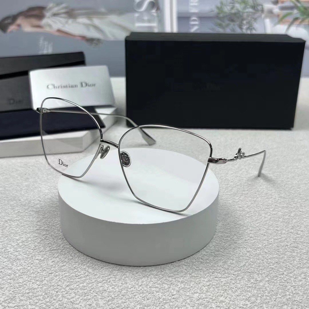 Dior Signature 01, Women's Fashion, Watches & Accessories, Sunglasses ...