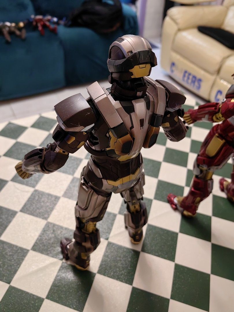 Hottoys ironman mark 17＆ mark 24,兩隻, 興趣及遊戲, 玩具 & 遊戲類 - Carousell