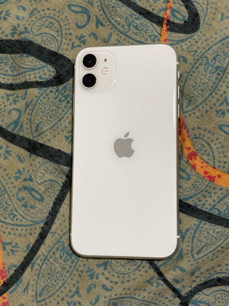 IPhone 11 - 128GB - 100% Battery health with new Apple Store Genuine ...