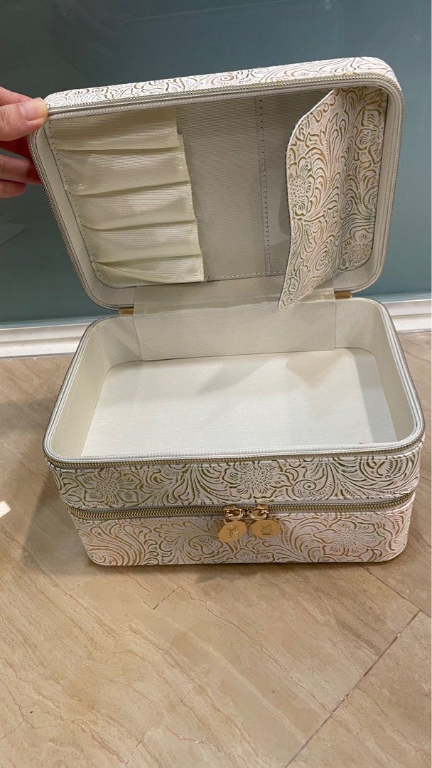 Ritz Carlton makeup vanity bag and luggage tag, Women's Fashion ...