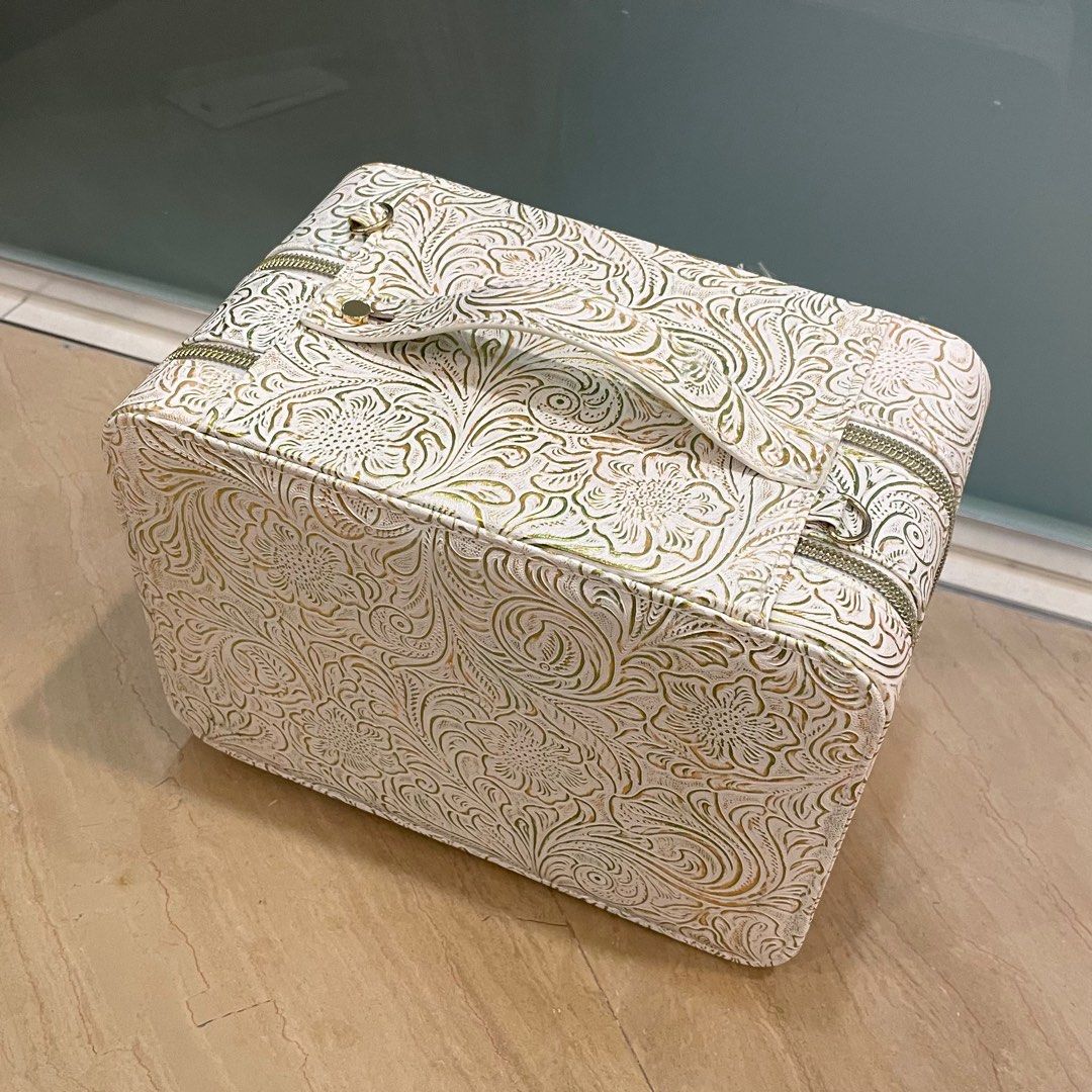 Ritz Carlton makeup vanity bag and luggage tag, Women's Fashion ...