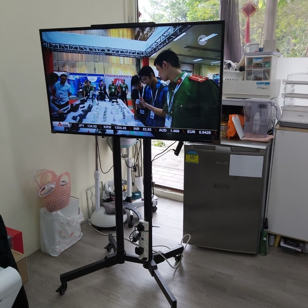Samsung Smart TV with Stand, Furniture & Home Living, Furniture, TV ...