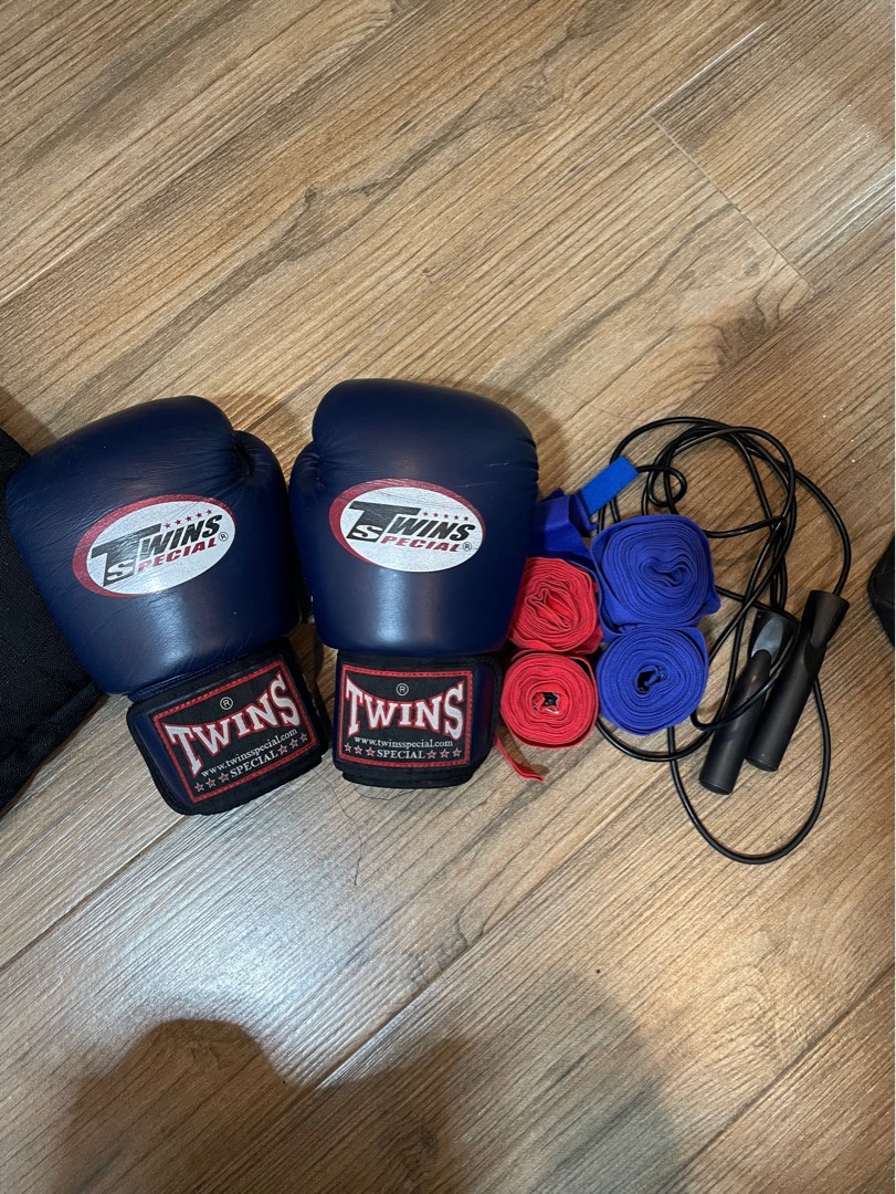 Twins Boxing/Muay Thai Gloves 12oz with free handwraps and jump rope ...
