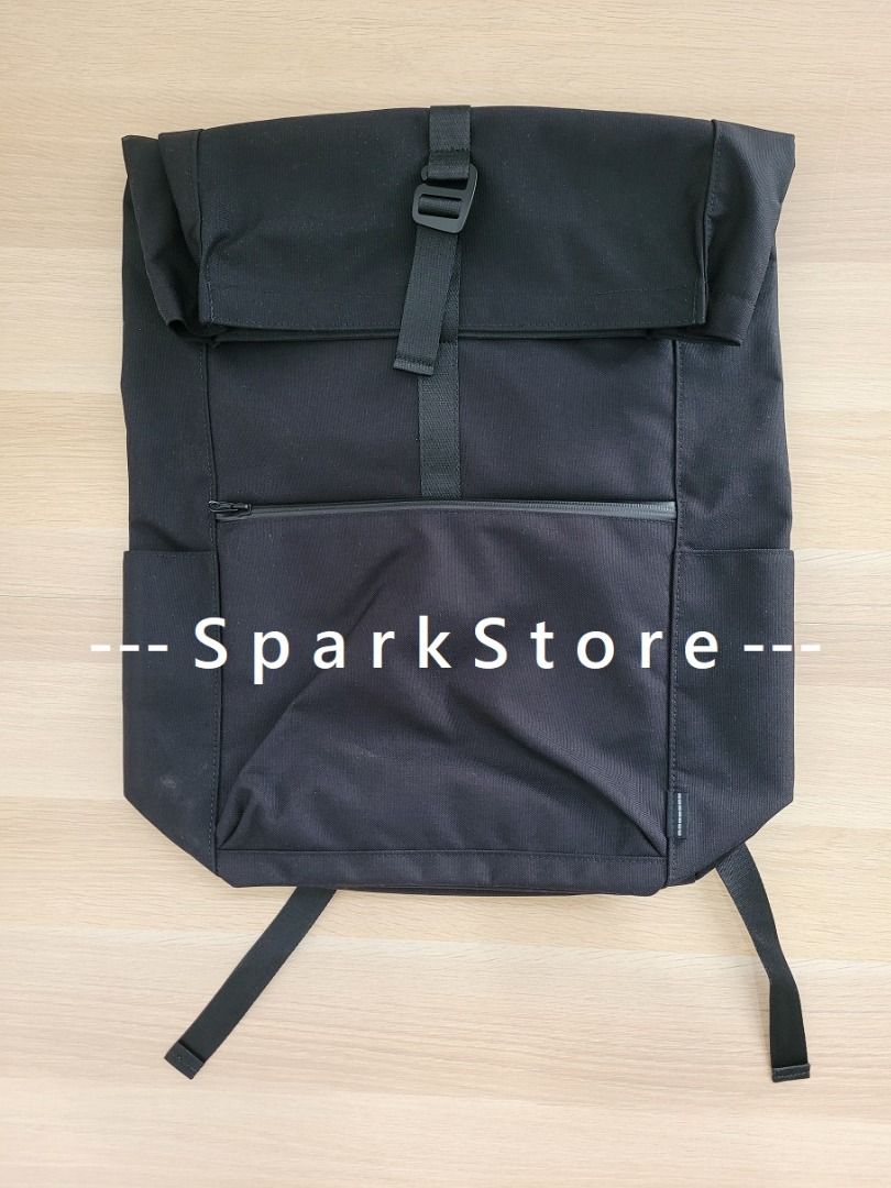 Uniqlo Tas Ransel Roll Top Bag Hitam, Fesyen Pria, Tas & Dompet ...