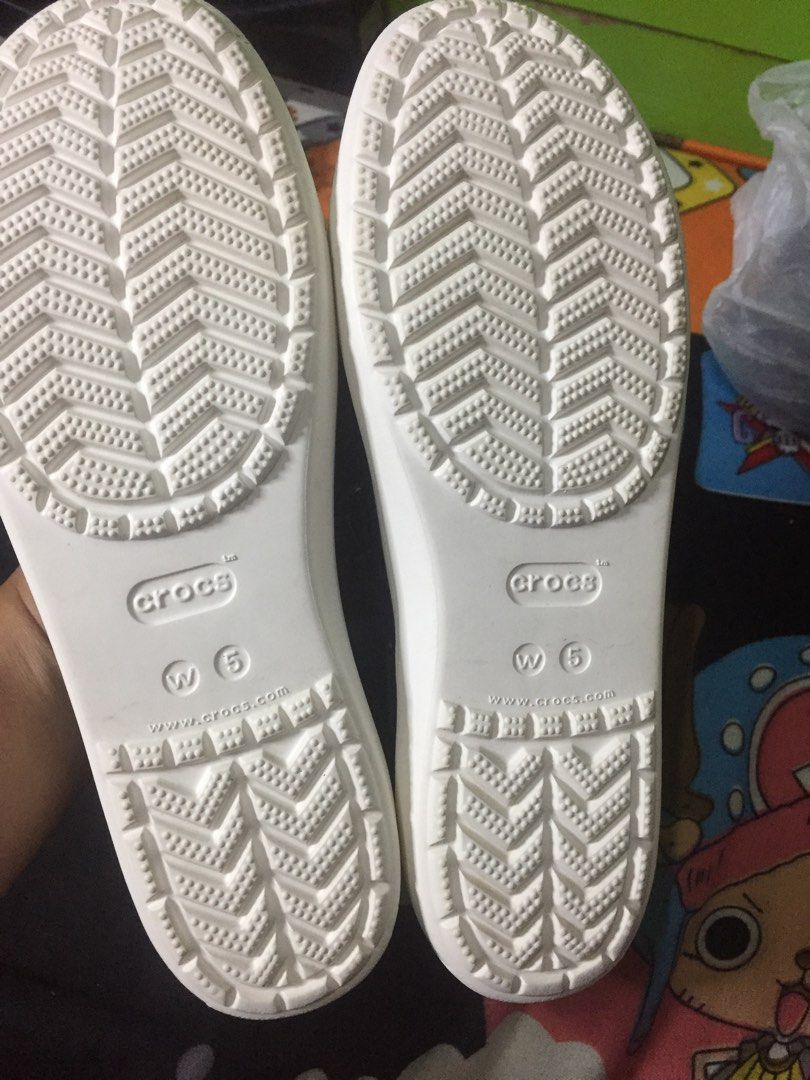 crocs, Women's Fashion, Footwear, Flats & Sandals on Carousell