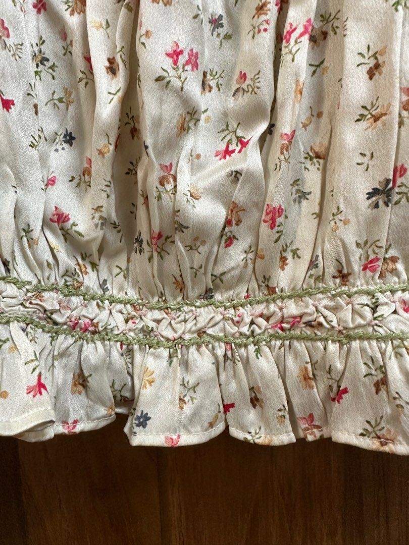 Doen Elle top in cottage breeze floral (S), Women's Fashion, Tops, Blouses on Carousell